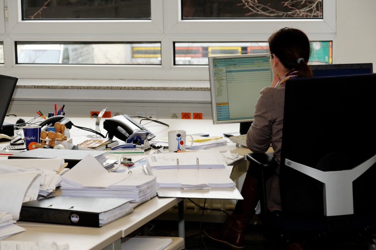105+ Professional Performance Review Phrases for Secretaries